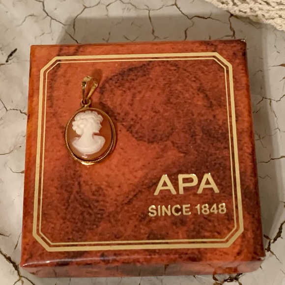 Vintage | Jewelry | Vintage Apa 8k Hand Carved Shell Cameo Pendant ...